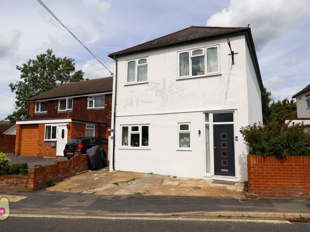 2 Bed Maisonette For Sale In Cove Road Farnborough Hampshire Gu14 £