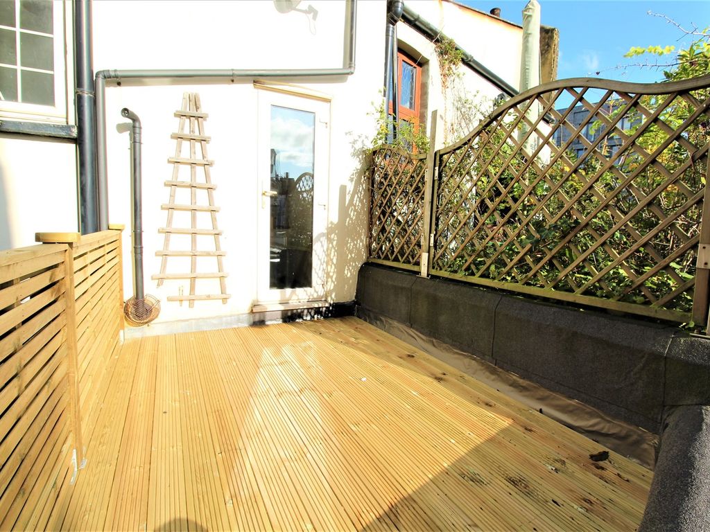 4 bed property to rent in Strath Terrace, London SW11, £2,500 pcm - Zoopla