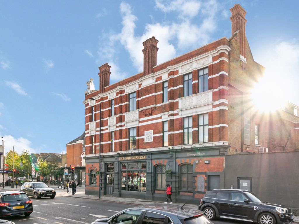 2 bed flat to rent in Trinity Road, London SW17, £1,995 pcm - Zoopla