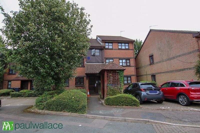 2 bed flat to rent in Hamburgh Court, Cheshunt, Waltham Cross EN8, £ ...