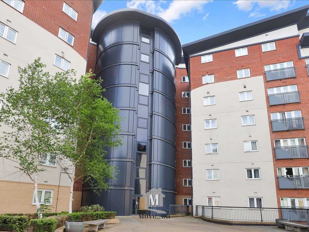 2 bed flat for sale in Aspects Court, Slough SL1, £255,000 - Zoopla
