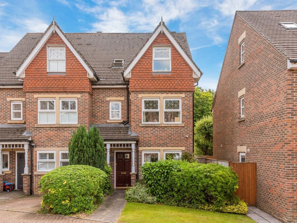 4 bed town house for sale in Water Mead, Chipstead, Coulsdon CR5, £ ...