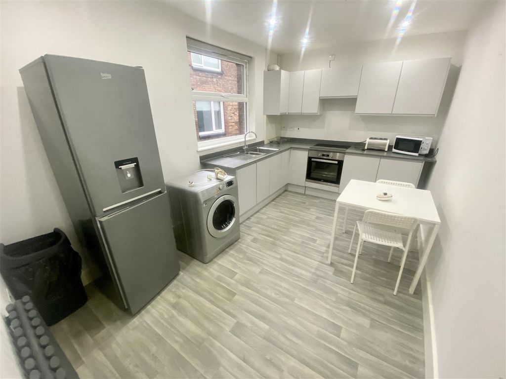 2 bed flat to rent in Reginald Street, Luton LU2 - Zoopla