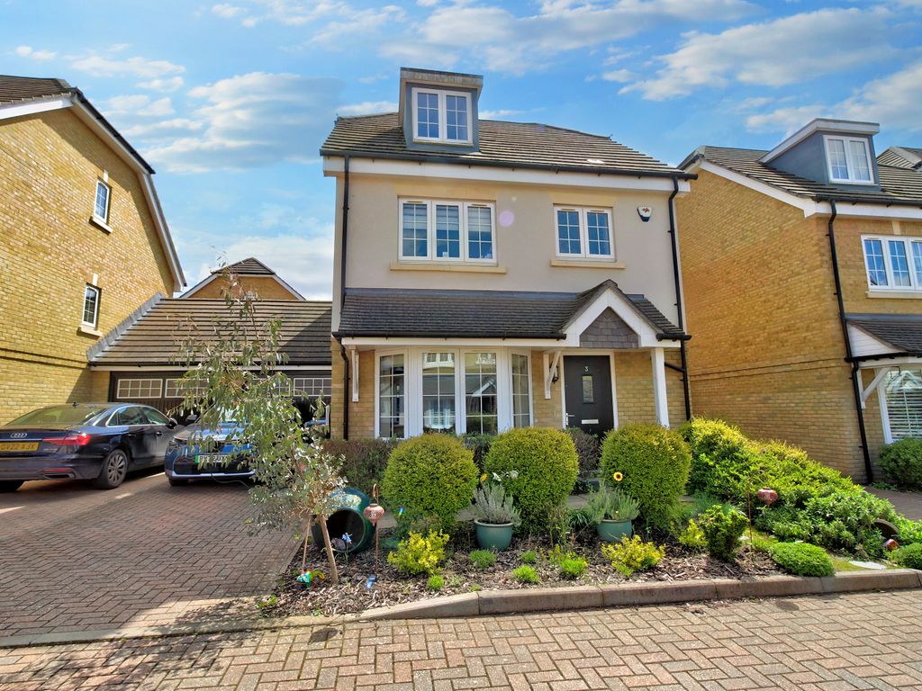 4 Bed Link Detached House For Sale In Ayrshire Crescent Knaphill
