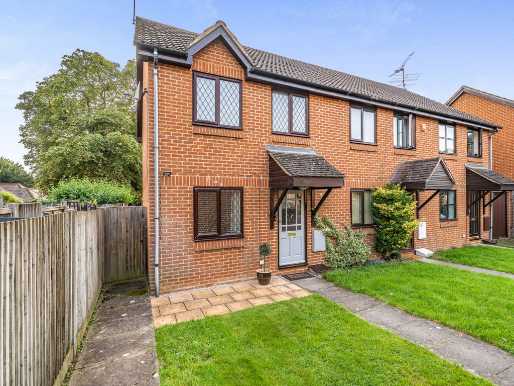 2 Bed End Terrace House For Sale In Trefoil Close Wokingham Berkshire