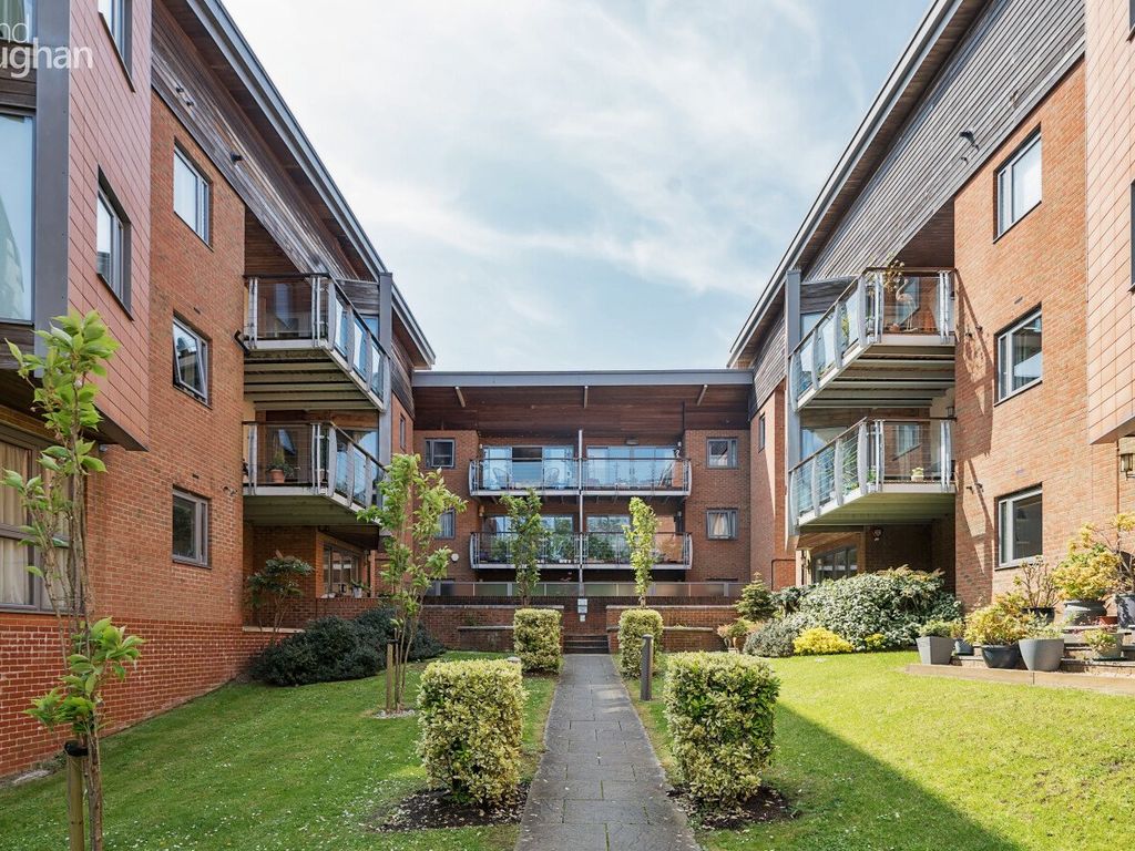 2 bed flat to rent in Park View Road, Hove, East Sussex BN3, £2,500 pcm ...