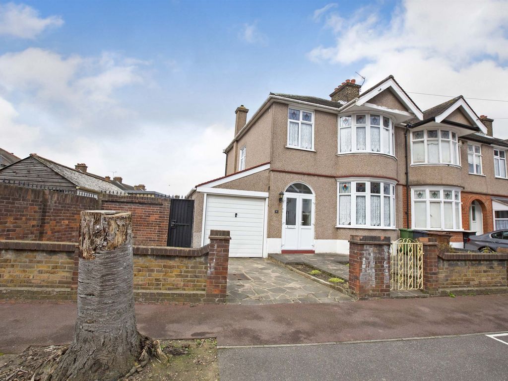 3 bed end terrace house for sale in Halsham Crescent, Barking IG11 - Zoopla