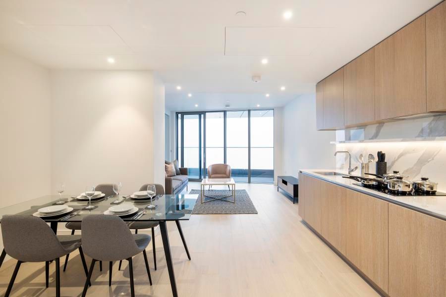 2 bed flat to rent in Ten Park Drive, London E14, £4,117 pcm - Zoopla