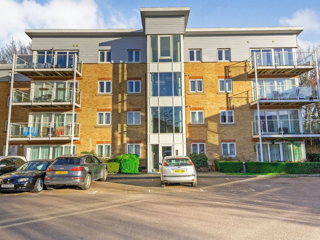 2 bed flat for sale in Primrose Close, Luton LU3 - Zoopla