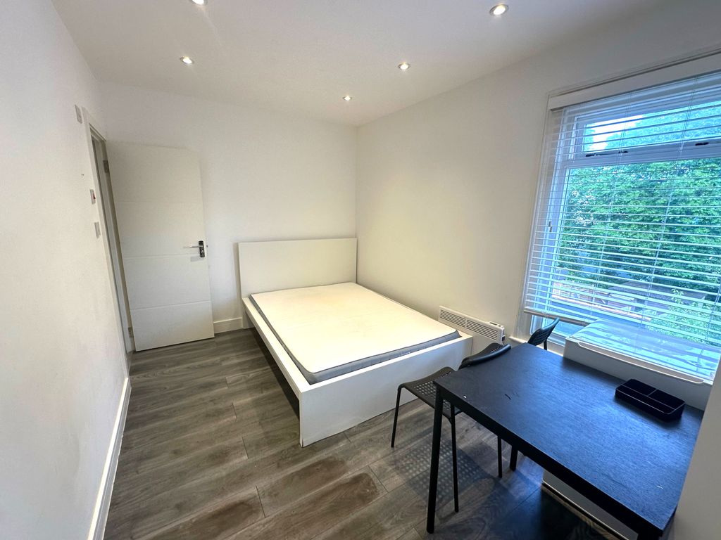 Room to rent in Chester Street, Reading RG30, £700 pcm - Zoopla