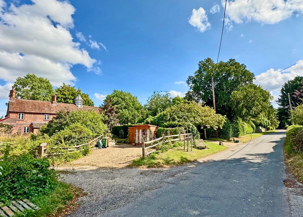 2 bed terraced house for sale in Pyrton, Watlington OX49, £500,000 - Zoopla