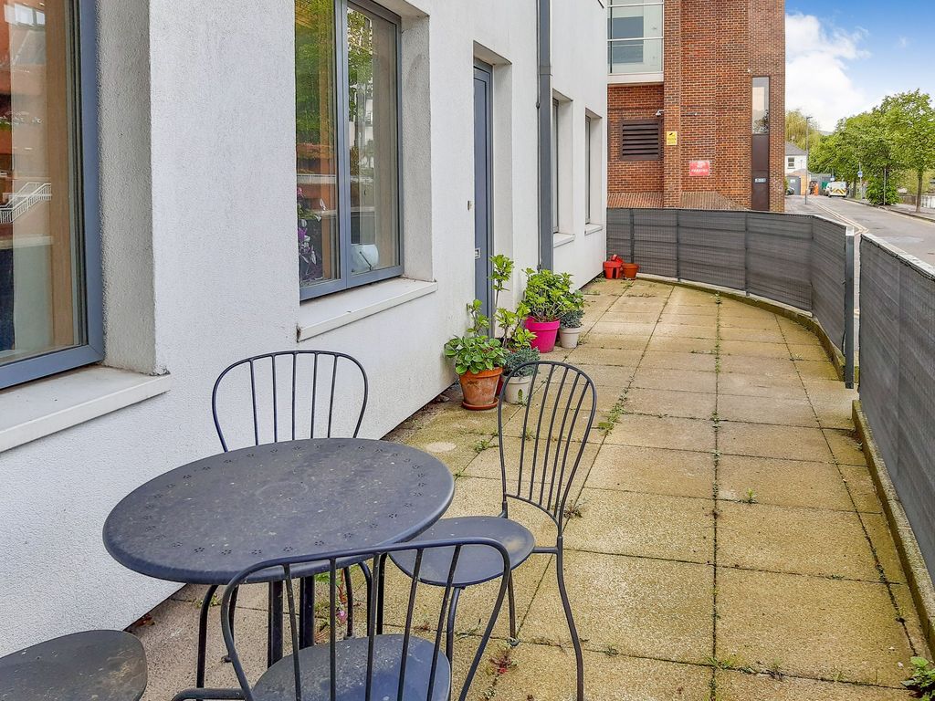2 bed flat for sale in Queens Road, Reading RG1 - Zoopla