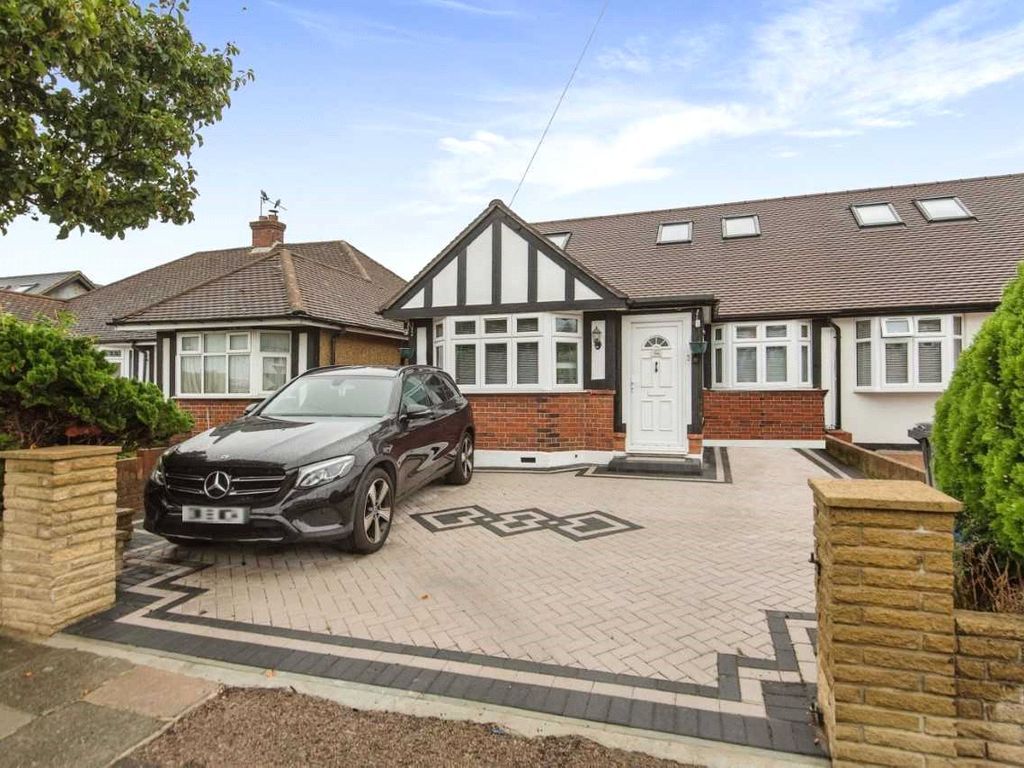 4 Bed Bungalow For Sale In The Ridge Whitton Twickenham Tw2 £800 000