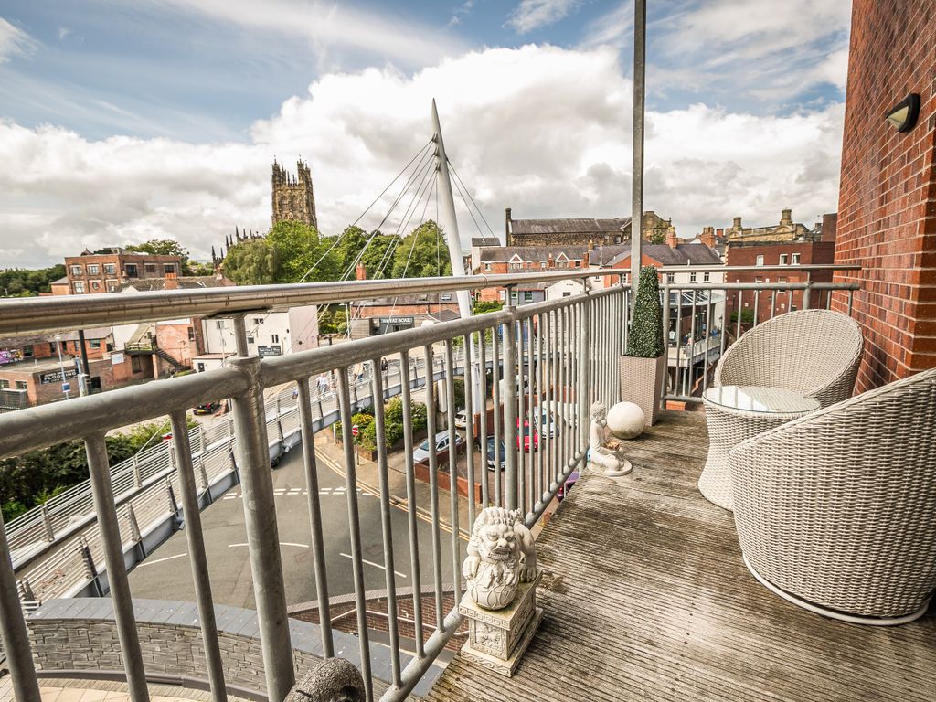 2 bed flat for sale in Meadow Court, Wrexham LL13 - Zoopla