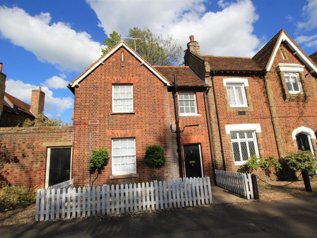 2 bed cottage to rent in High Street, Stevenage SG1, £1,350 pcm - Zoopla