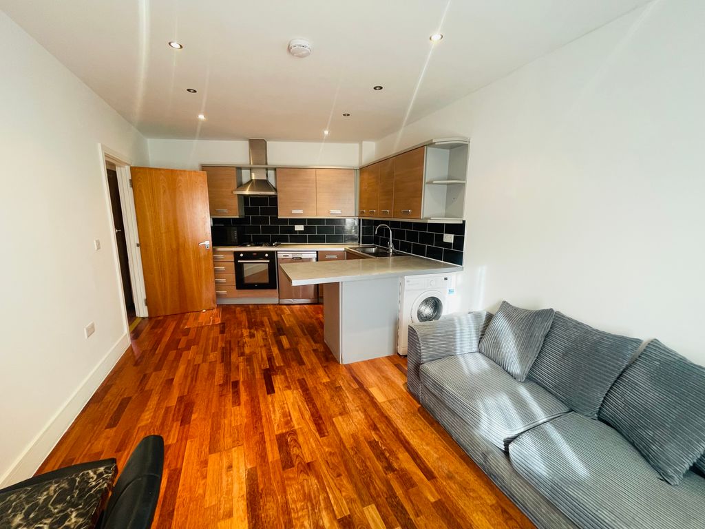 2 bed flat to rent in Effra Road, London SW19, £1,800 pcm - Zoopla