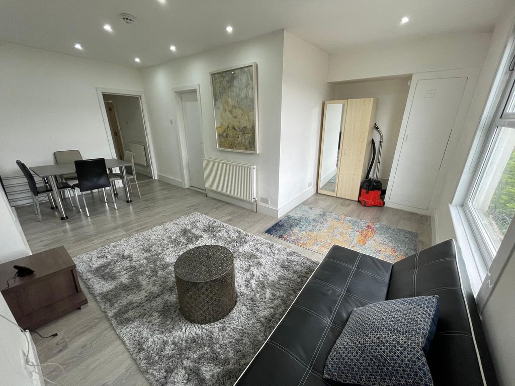 2 bed flat to rent in Goldhawk Road, London W12, £2,300 pcm - Zoopla