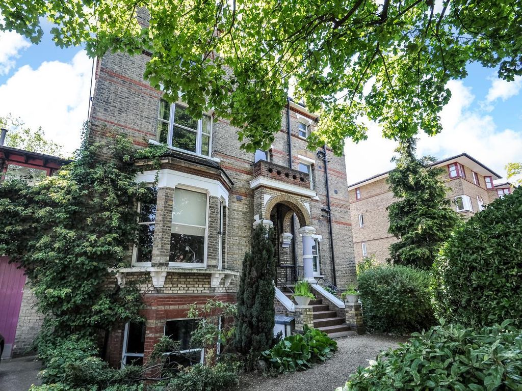 3 bed flat to rent in Carlton Drive, London SW15, £2,650 pcm - Zoopla
