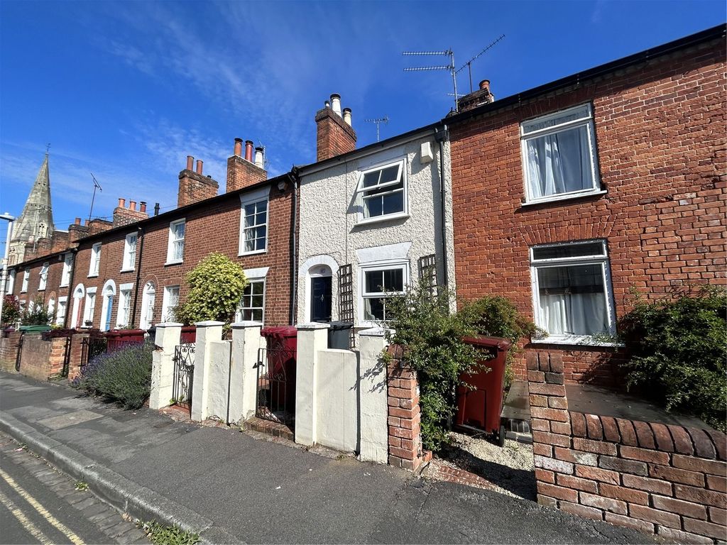 2 bed terraced house to rent in St. Johns Road, Reading, Berkshire RG1, £1,500 pcm - Zoopla