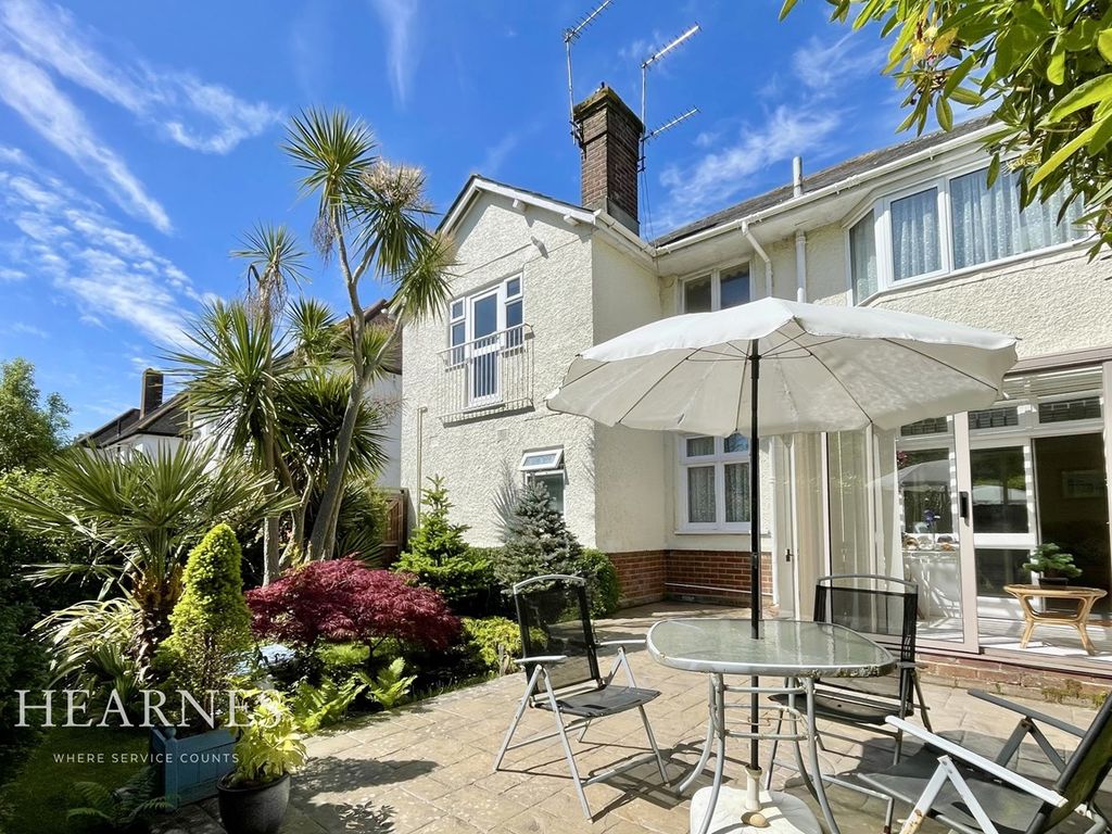 2 bed flat for sale in De Lisle Road, Bournemouth BH3, £375,000 - Zoopla