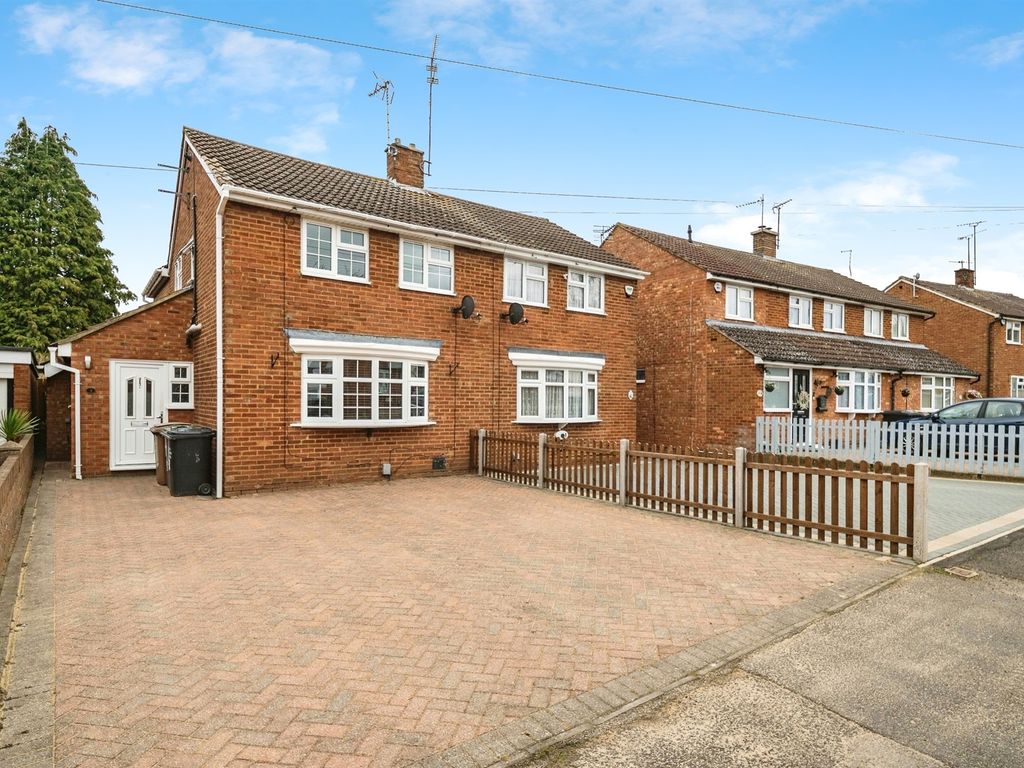 4 bed semi-detached house for sale in Lilac Grove, Luton LU3, £350,000 ...