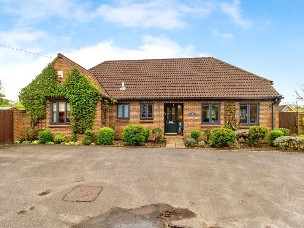 3 Bed Bungalow For Sale In Romsey Road Cadnam Southampton Hampshire