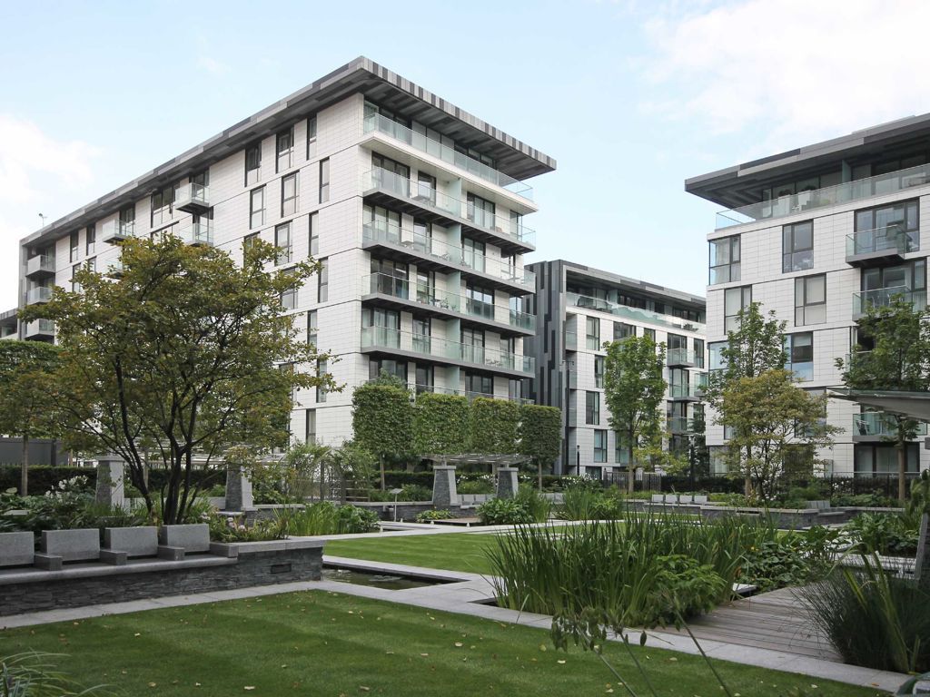 2 bed flat to rent in Times Square, London E1, £2,800 pcm - Zoopla