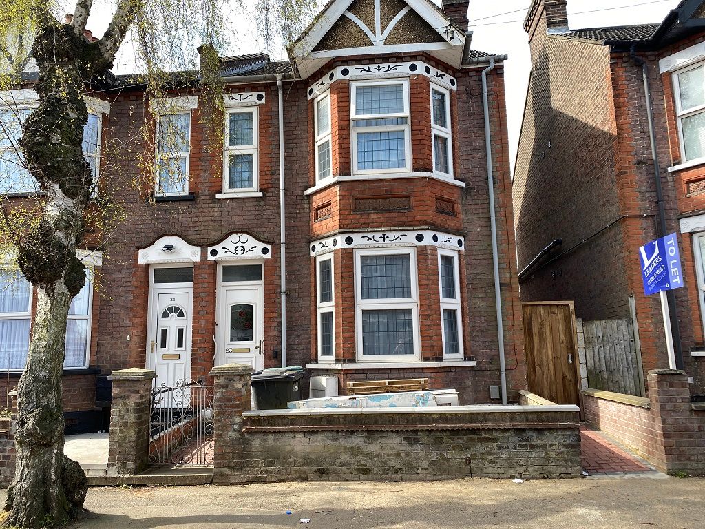 Room to rent in Avondale Road, Luton LU1 - Zoopla