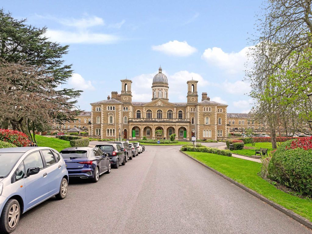 2 bed flat for sale in Royal Drive, London N11, £600,000 - Zoopla