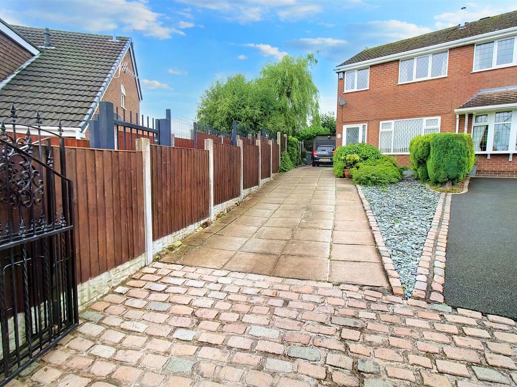 3 Bed Semi Detached House For Sale In Malstone Avenue Baddeley Green