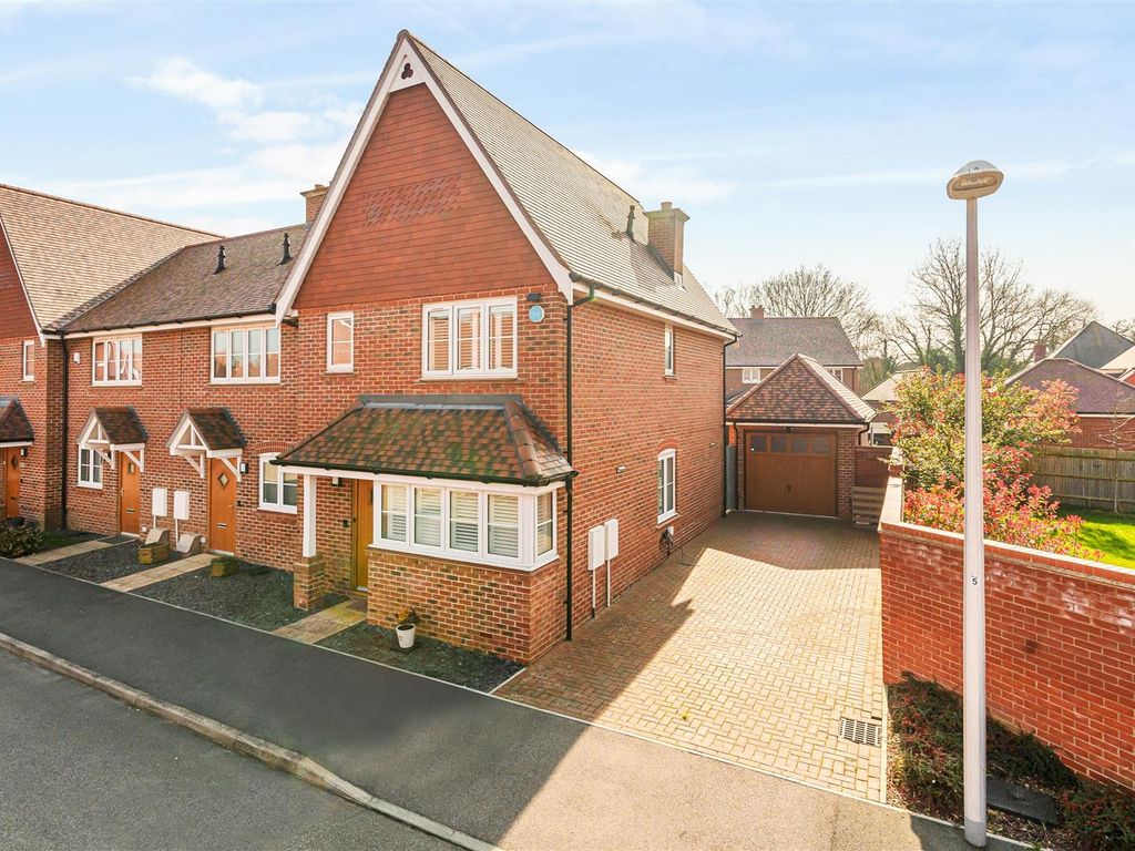 3 Bed End Terrace House For Sale In Barford Drive Wokingham Berkshire