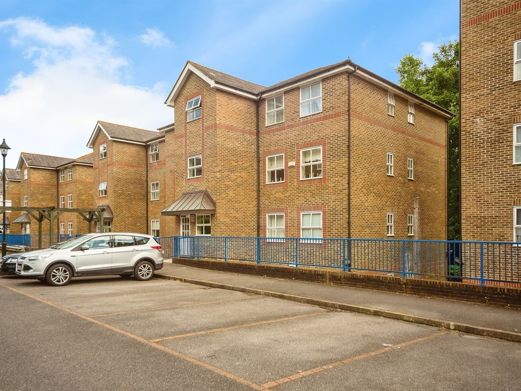 2 bed flat for sale in River Bank Close, Maidstone ME15, £170,000 - Zoopla