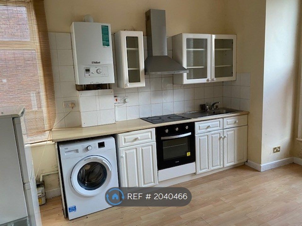 1 bed flat to rent in Edge Lane, Manchester M21, £700 pcm - Zoopla