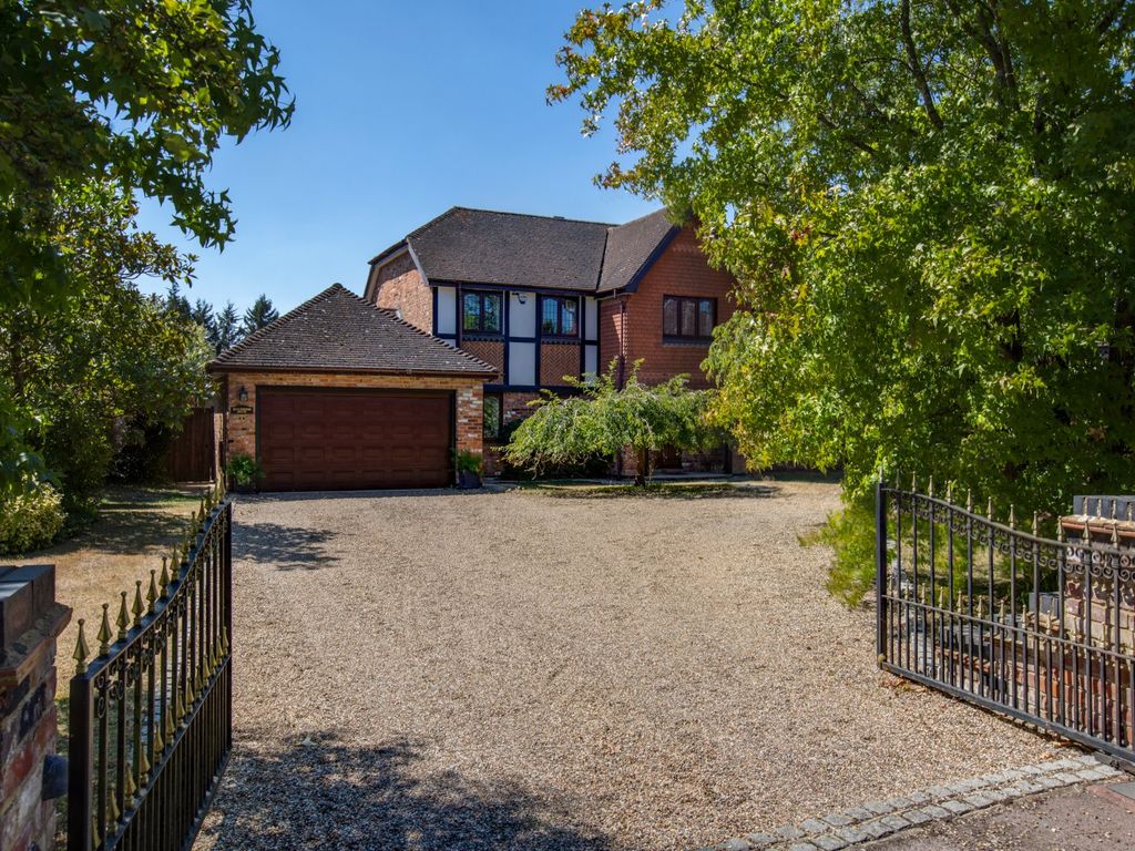 5 bed detached house for sale in Nightingale Park, Farnham Common ...
