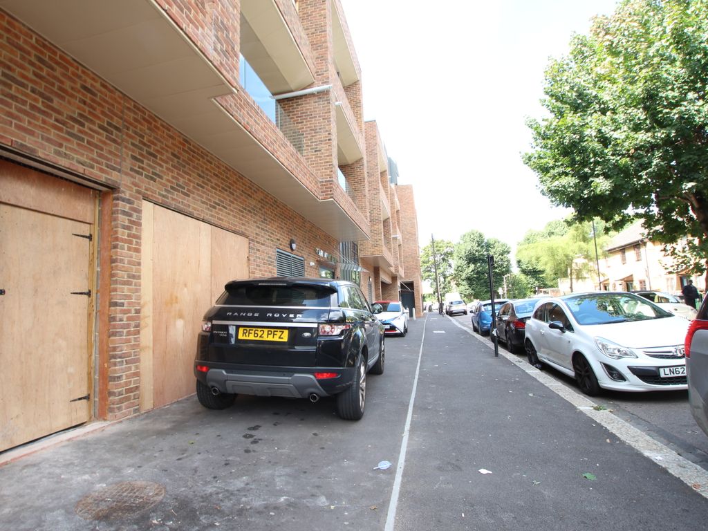 1 bed maisonette to rent in Dunton Road, London E10, £1,400 pcm - Zoopla