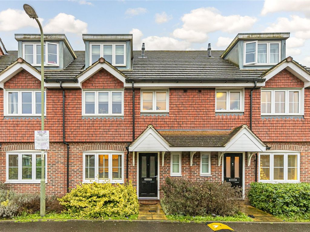 4 Bed Terraced House For Sale In Swansmere Close Walton On Thames