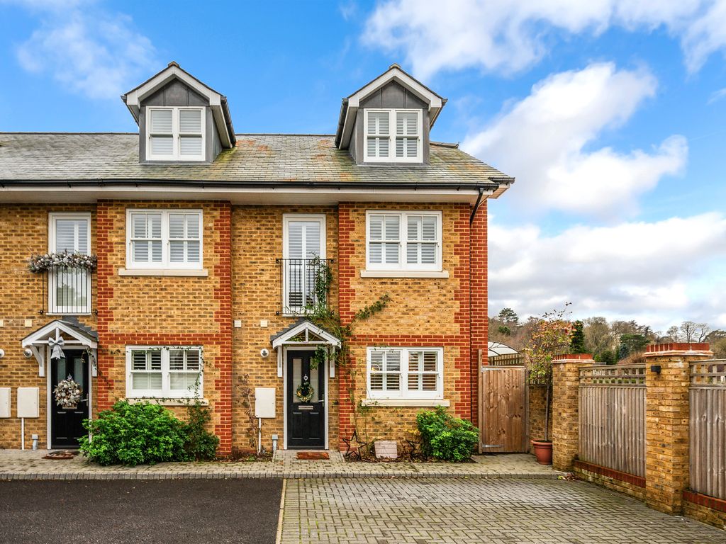 3 Bed End Terrace House To Rent In Beadles Lane Oxted Rh8 £2 500 Pcm