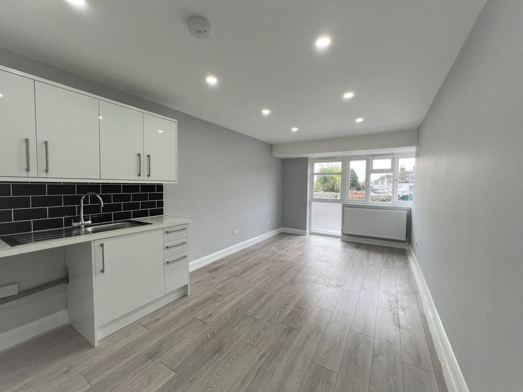 2 bed flat to rent in Albert Road, London SE25 - Zoopla