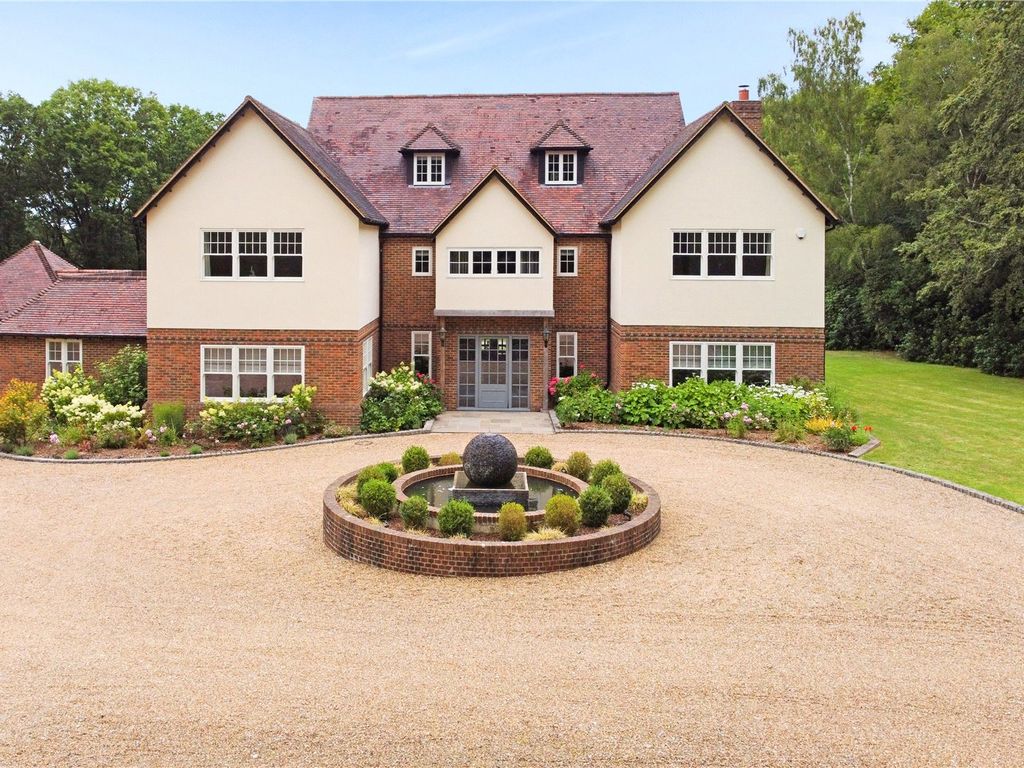 5 Bed Detached House For Sale In Cuttinglye Road Crawley Down Crawley