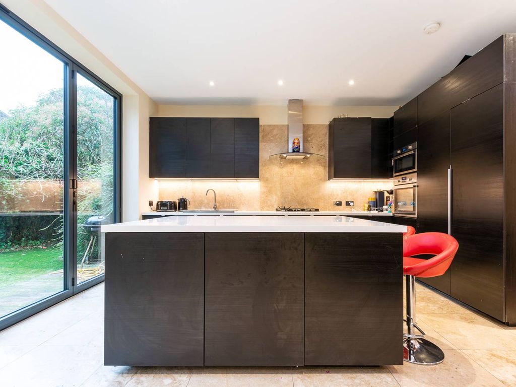 3 bed property to rent in Sutton Lane South, Grove Park, London W4, £ ...