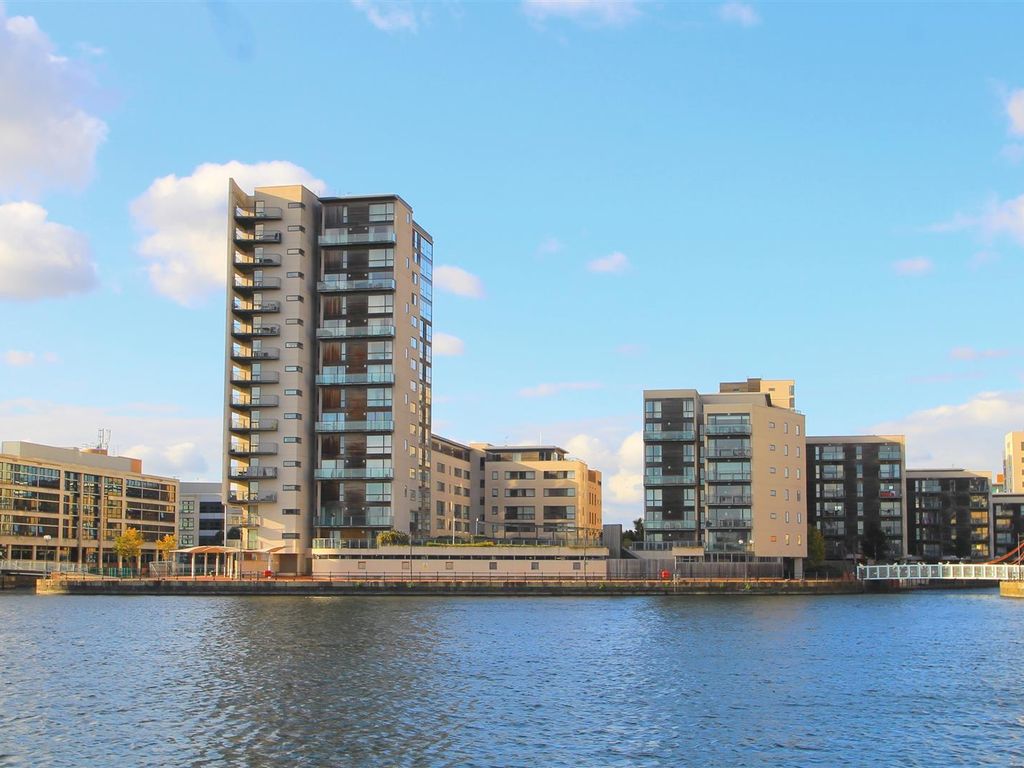 2 bed flat to rent in Falcon Drive, Cardiff CF10, £1,150 pcm - Zoopla