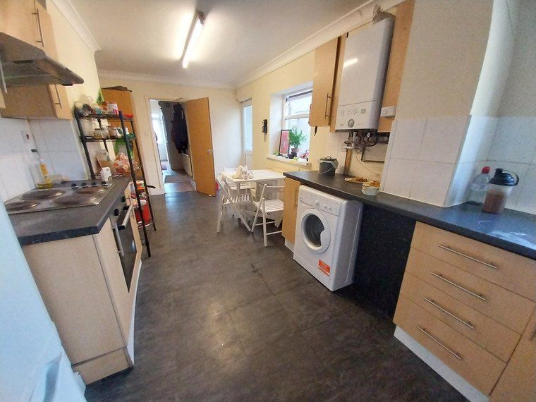 5 bed terraced house to rent in North Luton Place, Cardiff CF24, £2,125 ...