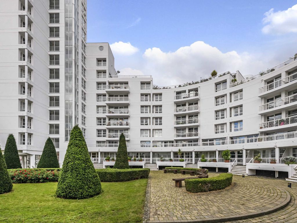 2 bed flat to rent in Manchester Road, London E14, £2,249 pcm - Zoopla