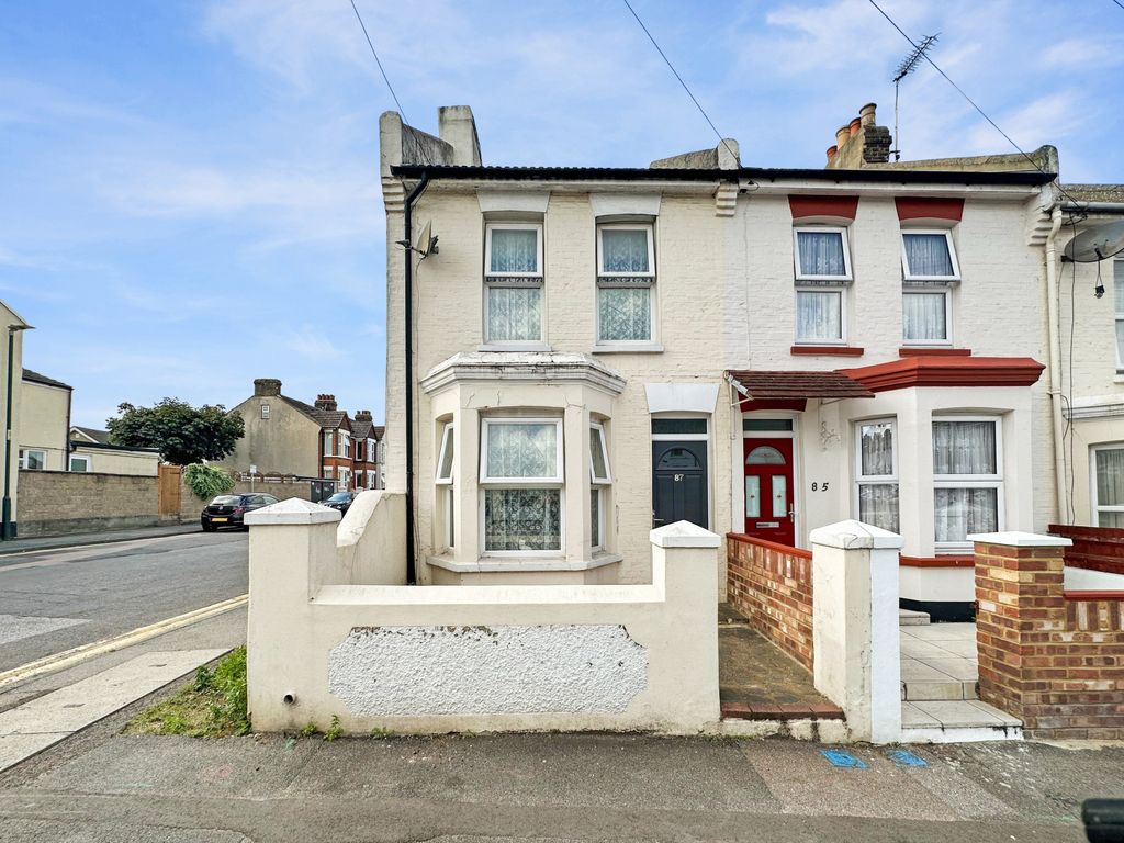 3 Bed End Terrace House For Sale In Milton Road Gillingham Kent Me7