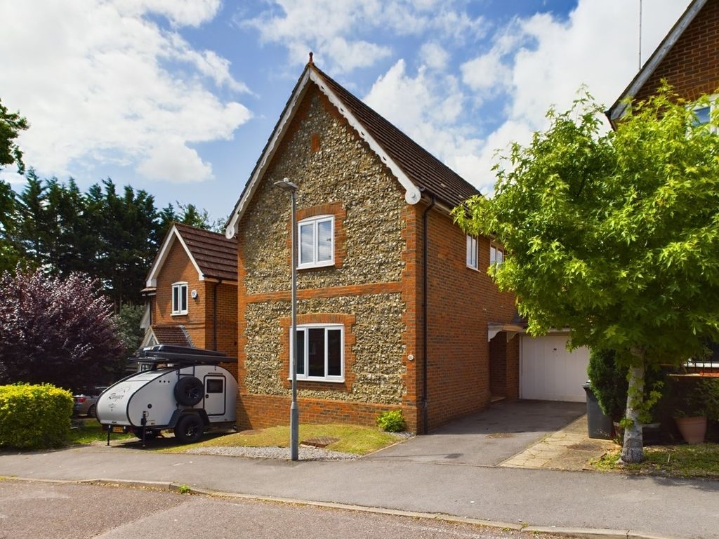 3 Bed Link Detached House For Sale In Thanstead Copse Loudwater High