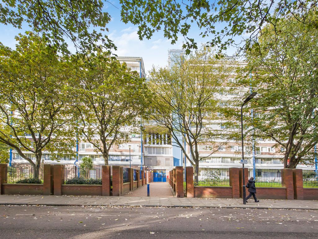 3 bed flat to rent in St. Thomas's Square, London E9, £2,650 pcm - Zoopla