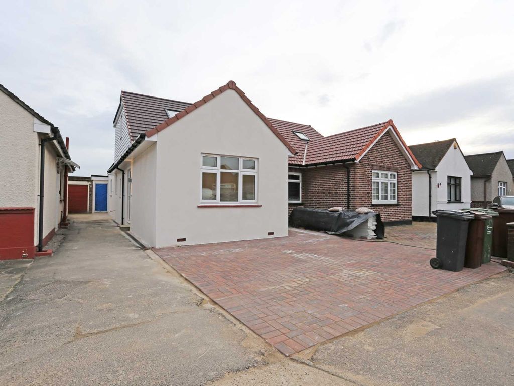 4 bed semi-detached bungalow to rent in Purland Close, Dagenham RM8, £ ...