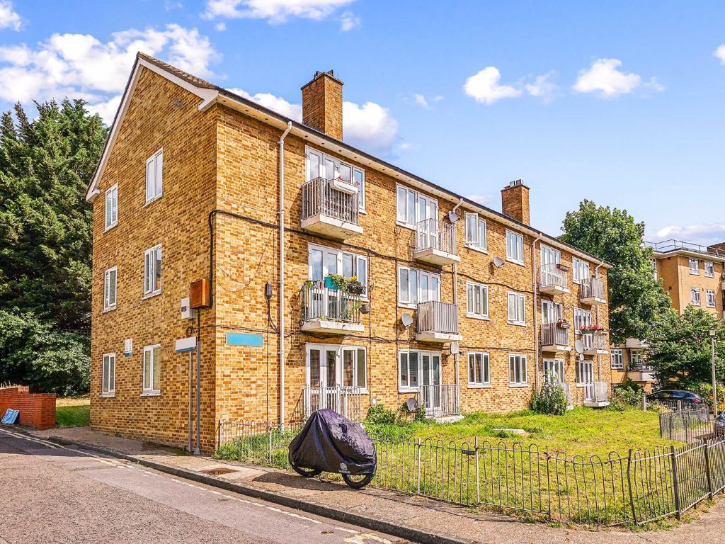 Studio to rent in Monclar Road, London SE5 - Zoopla