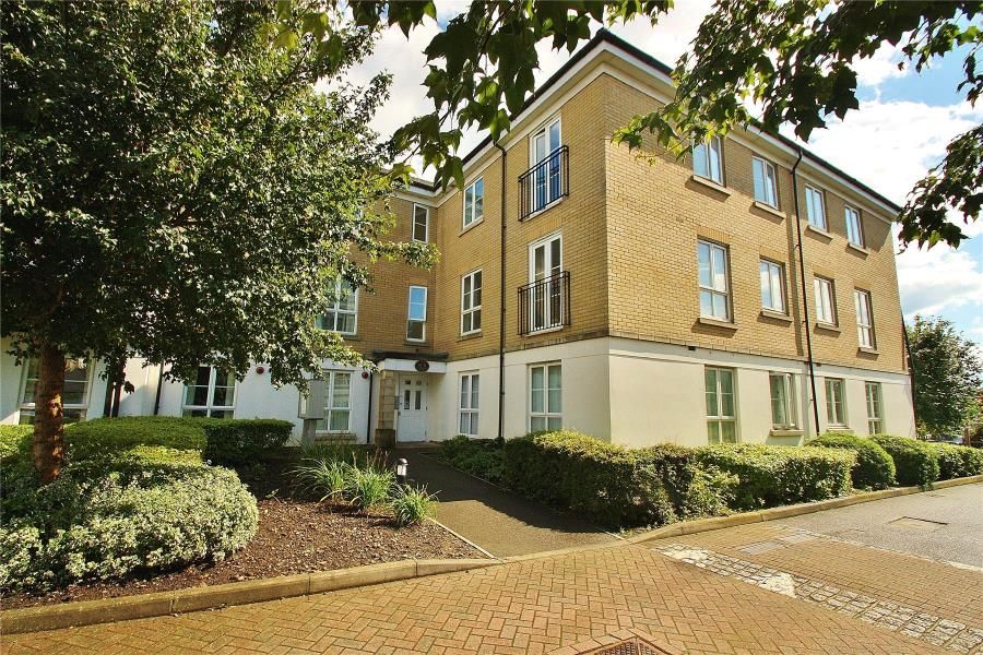 2 bed flat to rent in Tudor Way, Knaphill, Woking GU21, £1,300 pcm - Zoopla