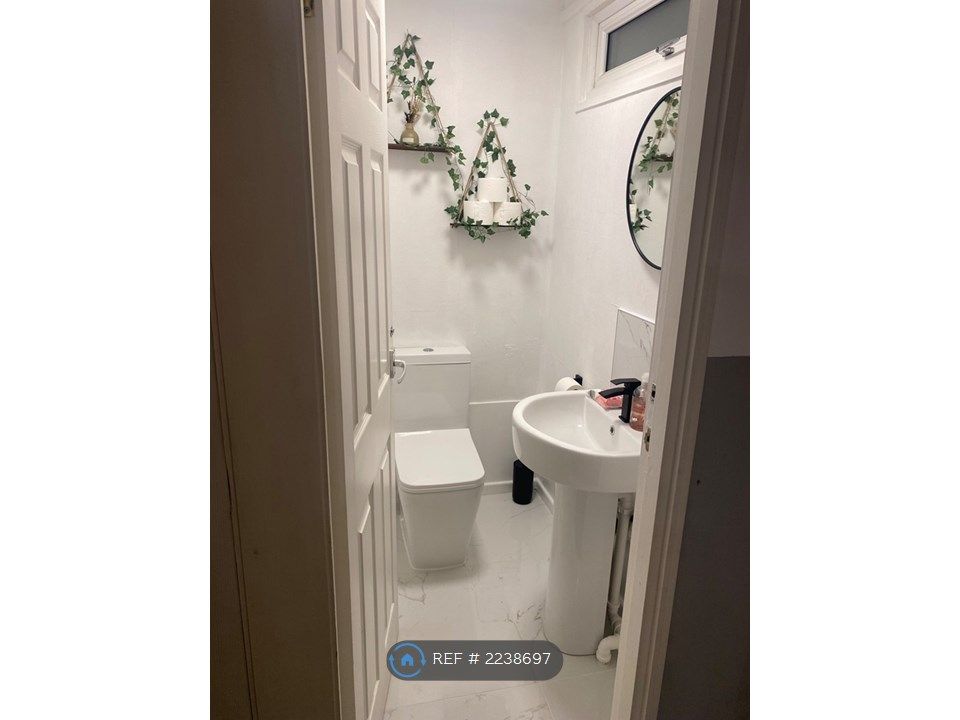 Room to rent in Redhall Chase, Leeds LS14, £610 pcm - Zoopla